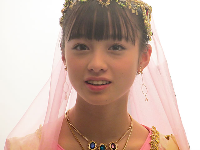 橋本環奈らRev.from DVLが「住宅情報館」CMに出演、メイキング動画公開 - CDJournal ニュース