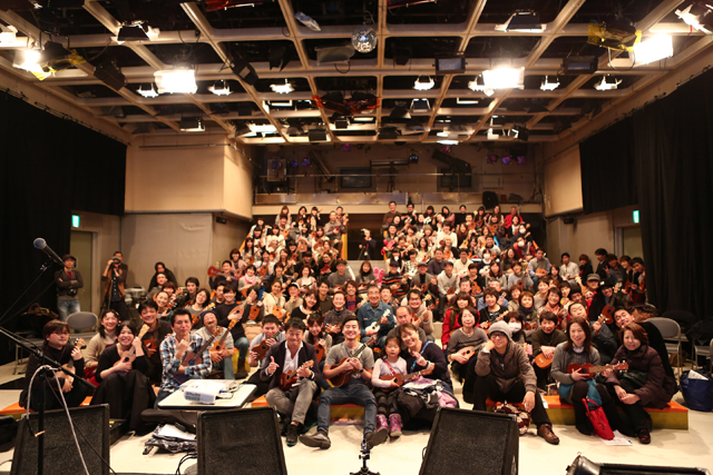 Tomoki Sato“ウクレレ100人大合奏！”を見事達成 - CDJournal ニュース