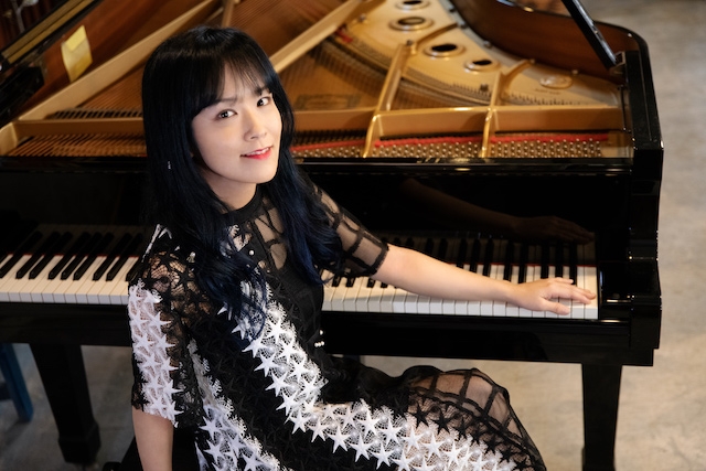 インタビュー：人気女性ピアノYouTuberが“天空”にまつわる楽曲を弾いた煌めきの新作 朝香智子 - CDJournal CDJ PUSH